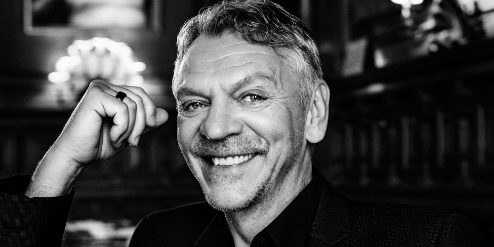 L’univers de Marc Labrèche atterrit ce printemps sur Noovo! - Bell Media